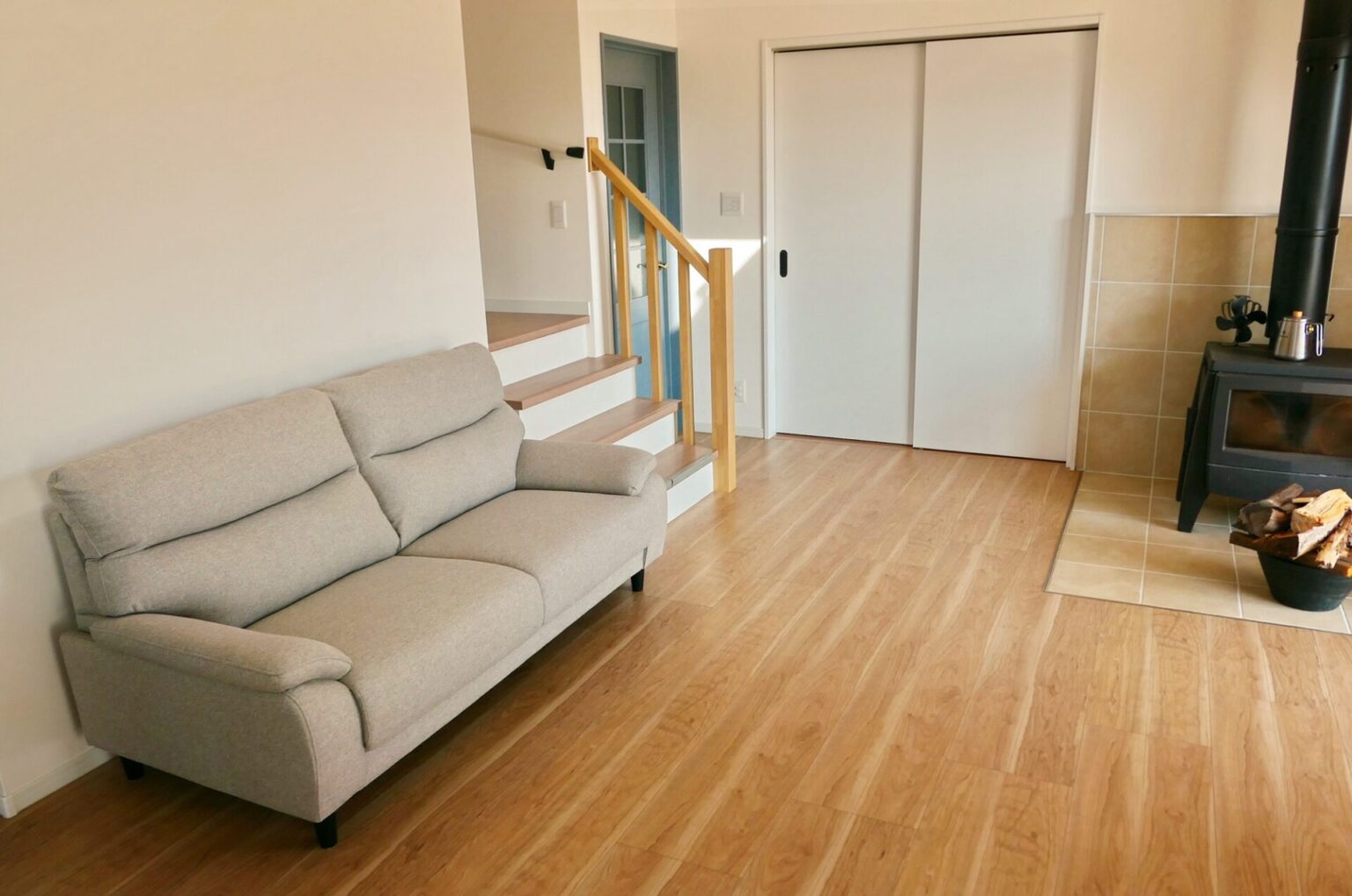 ニトリの3人用布張りソファ(MK02 KD)がオシャレで機能的でルンバが通る！ | コダテ生活